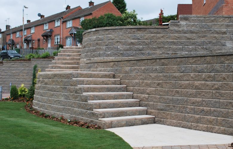 Curves and Radius with Allan Block | Colinwell Masonry